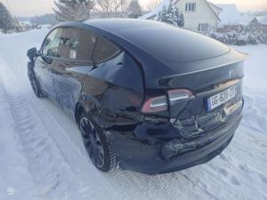 Black Tesla Model Y 2022 in Telschi, with an engine capacity of 0.00 L and mileage of 95 thousand km for 13700 €, photo 14 on AUTOMOTO.COM.LV