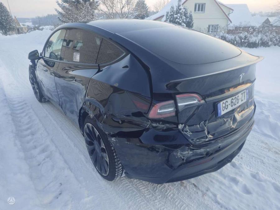 Black Tesla Model Y 2022 in Telschi, with an engine capacity of 0.00 L and mileage of 95 thousand km for 13700 €, photo 14 on AUTOMOTO.COM.LV