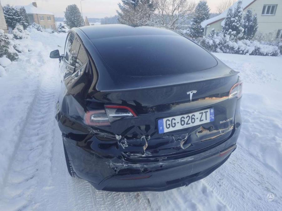 Black Tesla Model Y 2022 in Telschi, with an engine capacity of 0.00 L and mileage of 95 thousand km for 13700 €, photo 15 on AUTOMOTO.COM.LV