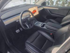 Black Tesla Model Y 2022 in Telschi, with an engine capacity of 0.00 L and mileage of 95 thousand km for 13700 €, photo 20 on AUTOMOTO.COM.LV