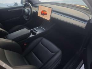 Black Tesla Model Y 2022 in Telschi, with an engine capacity of 0.00 L and mileage of 95 thousand km for 13700 €, photo 23 on AUTOMOTO.COM.LV