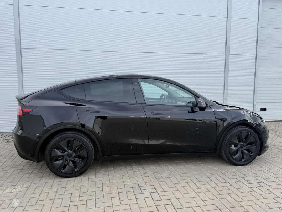 Black Tesla Model Y 2022 in Kaunas, with an engine capacity of 0.00 L and mileage of 62 thousand km for 17700 €, photo 1 on AUTOMOTO.COM.LV