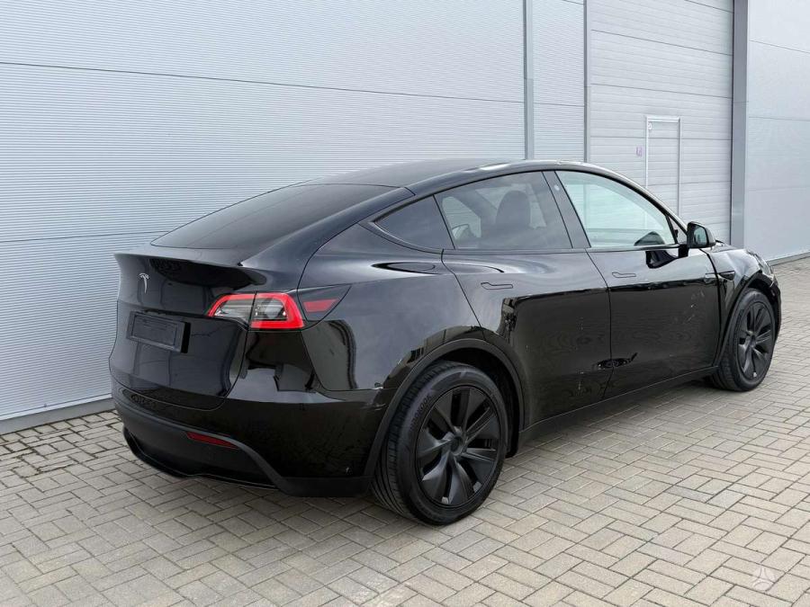 Black Tesla Model Y 2022 in Kaunas, with an engine capacity of 0.00 L and mileage of 62 thousand km for 17700 €, photo 3 on AUTOMOTO.COM.LV