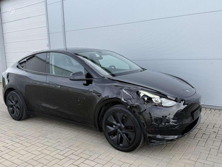 Black Tesla Model Y 2022 in Kaunas, with an engine capacity of 0.00 L and mileage of 62 thousand km for 17700 €, photo 4 on AUTOMOTO.COM.LV