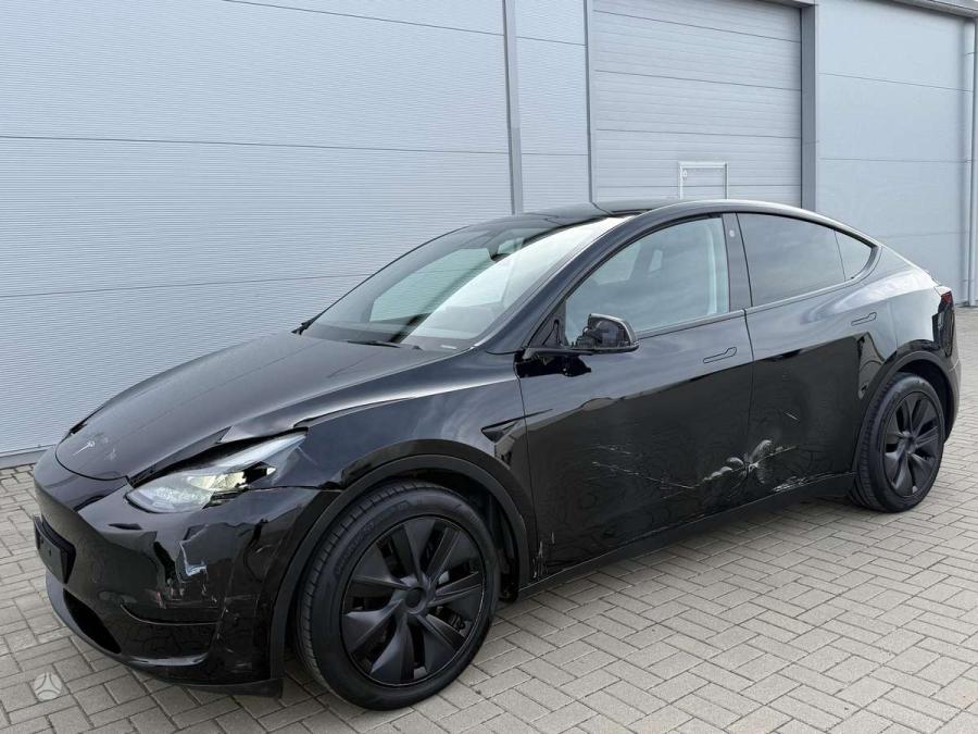 Black Tesla Model Y 2022 in Kaunas, with an engine capacity of 0.00 L and mileage of 62 thousand km for 17700 €, photo 5 on AUTOMOTO.COM.LV