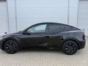 Black Tesla Model Y 2022 in Kaunas, with an engine capacity of 0.00 L and mileage of 62 thousand km for 17700 €, photo 6 on AUTOMOTO.COM.LV