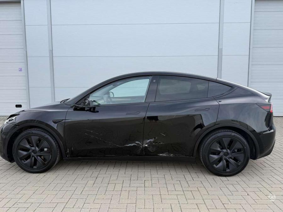 Black Tesla Model Y 2022 in Kaunas, with an engine capacity of 0.00 L and mileage of 62 thousand km for 17700 €, photo 6 on AUTOMOTO.COM.LV