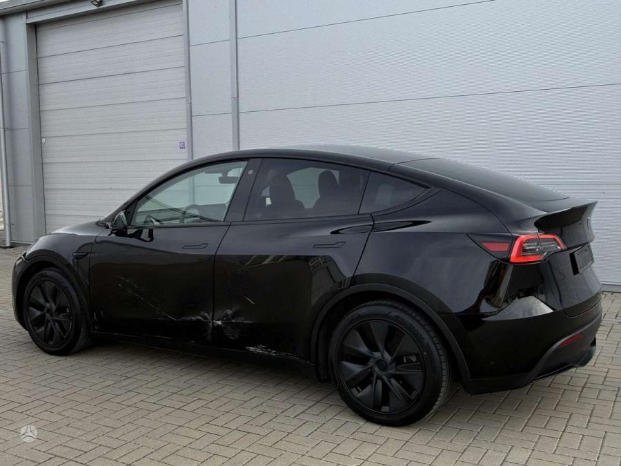 Black Tesla Model Y 2022 in Kaunas, with an engine capacity of 0.00 L and mileage of 62 thousand km for 17700 €, photo 7 on AUTOMOTO.COM.LV