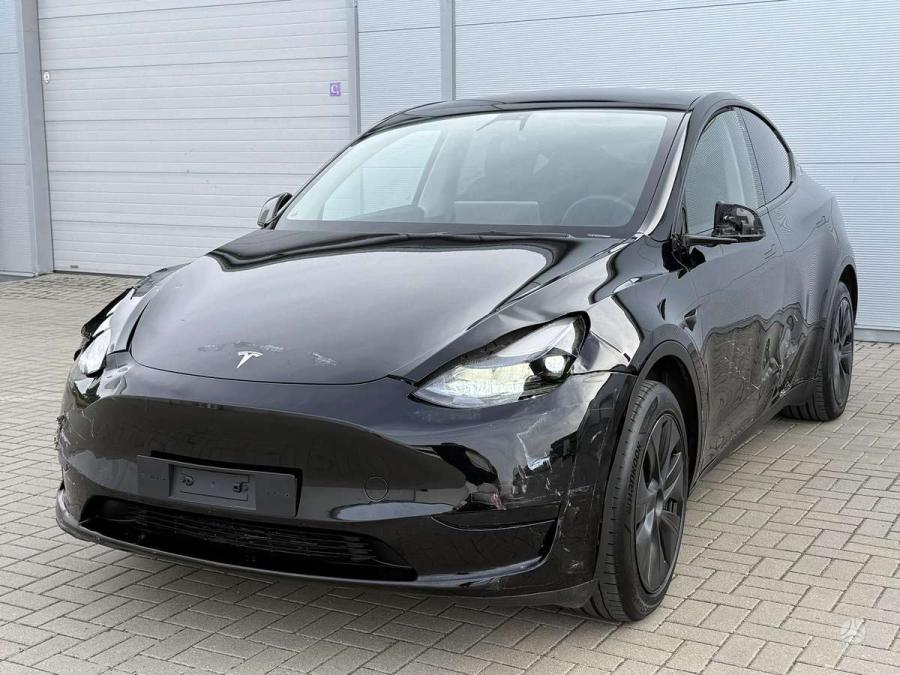 Black Tesla Model Y 2022 in Kaunas, with an engine capacity of 0.00 L and mileage of 62 thousand km for 17700 €, photo 8 on AUTOMOTO.COM.LV