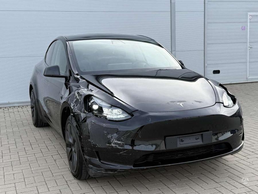 Black Tesla Model Y 2022 in Kaunas, with an engine capacity of 0.00 L and mileage of 62 thousand km for 17700 €, photo 9 on AUTOMOTO.COM.LV