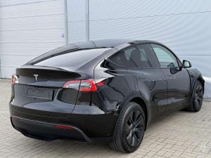 Black Tesla Model Y 2022 in Kaunas, with an engine capacity of 0.00 L and mileage of 62 thousand km for 17700 €, photo 11 on AUTOMOTO.COM.LV