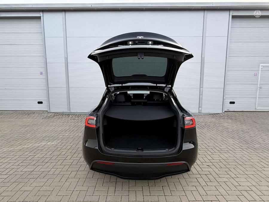 Black Tesla Model Y 2022 in Kaunas, with an engine capacity of 0.00 L and mileage of 62 thousand km for 17700 €, photo 12 on AUTOMOTO.COM.LV