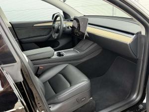 Black Tesla Model Y 2022 in Kaunas, with an engine capacity of 0.00 L and mileage of 62 thousand km for 17700 €, photo 13 on AUTOMOTO.COM.LV