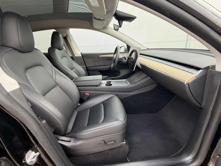 Black Tesla Model Y 2022 in Kaunas, with an engine capacity of 0.00 L and mileage of 62 thousand km for 17700 €, photo 14 on AUTOMOTO.COM.LV