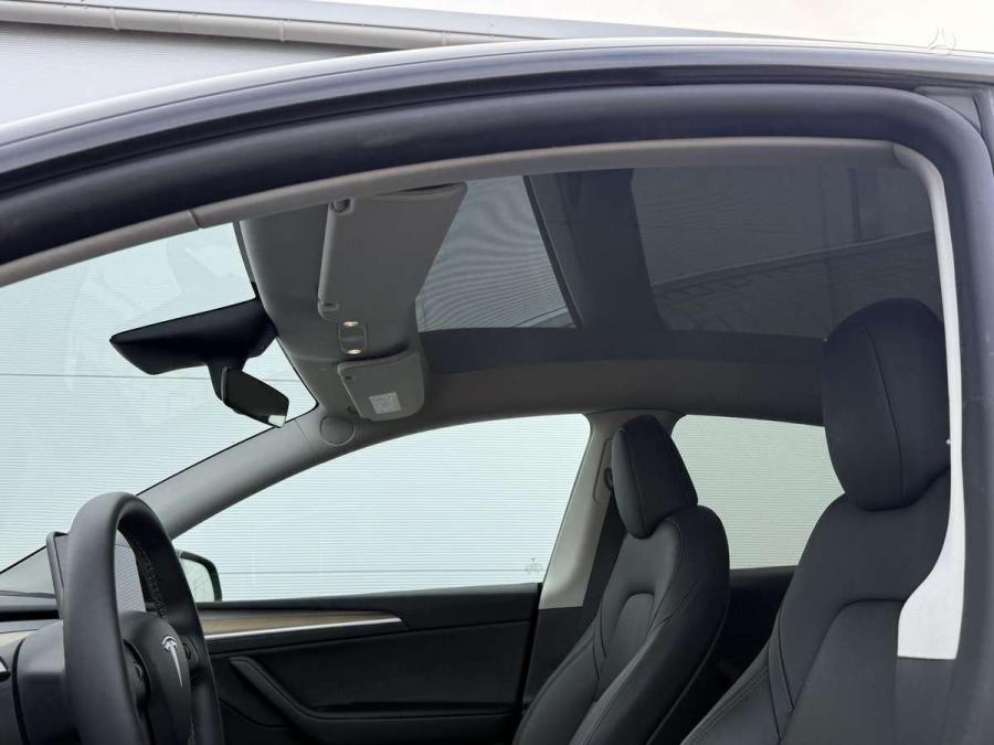 Black Tesla Model Y 2022 in Kaunas, with an engine capacity of 0.00 L and mileage of 62 thousand km for 17700 €, photo 16 on AUTOMOTO.COM.LV