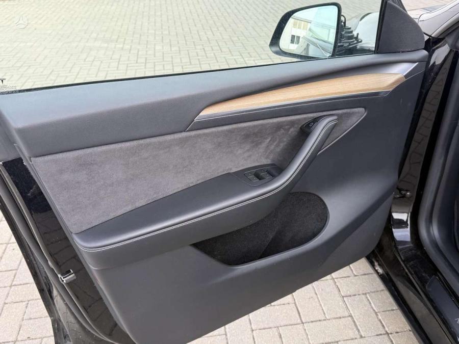 Black Tesla Model Y 2022 in Kaunas, with an engine capacity of 0.00 L and mileage of 62 thousand km for 17700 €, photo 19 on AUTOMOTO.COM.LV