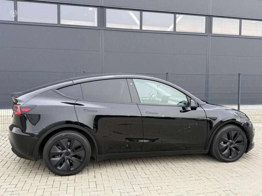 Melns Tesla Model Y 2022 Kauņa, ar dzinēja tilpumu 0.00 L un nobraukumu 62 tūkst. km par 17500 €, foto 1 vietnē AUTOMOTO.COM.LV