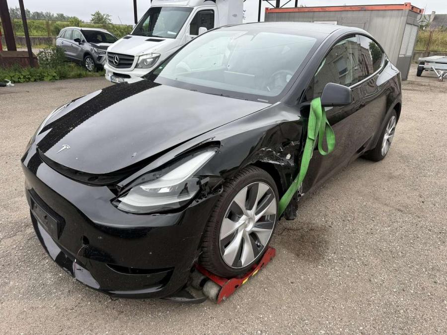 Black Tesla Model Y 2023 in Marijampole, with an engine capacity of 0.00 L and mileage of 84 thousand km for 23595 €, photo 1 on AUTOMOTO.COM.LV