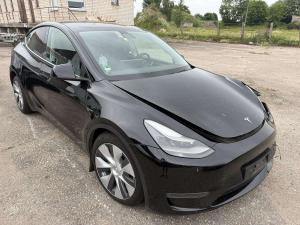 Black Tesla Model Y 2023 in Marijampole, with an engine capacity of 0.00 L and mileage of 84 thousand km for 23595 €, photo 3 on AUTOMOTO.COM.LV