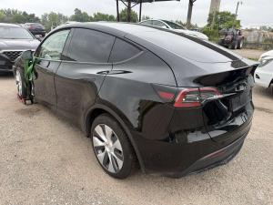 Black Tesla Model Y 2023 in Marijampole, with an engine capacity of 0.00 L and mileage of 84 thousand km for 23595 €, photo 4 on AUTOMOTO.COM.LV