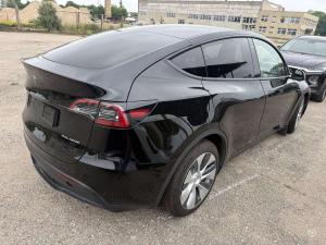 Black Tesla Model Y 2023 in Marijampole, with an engine capacity of 0.00 L and mileage of 84 thousand km for 23595 €, photo 5 on AUTOMOTO.COM.LV