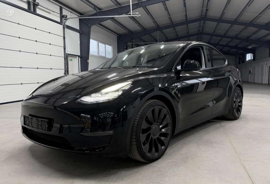 Black Tesla Model Y 2022 in Kaunas, with an engine capacity of 0.00 L and mileage of 50 thousand km for 23500 €, photo 1 on AUTOMOTO.COM.LV