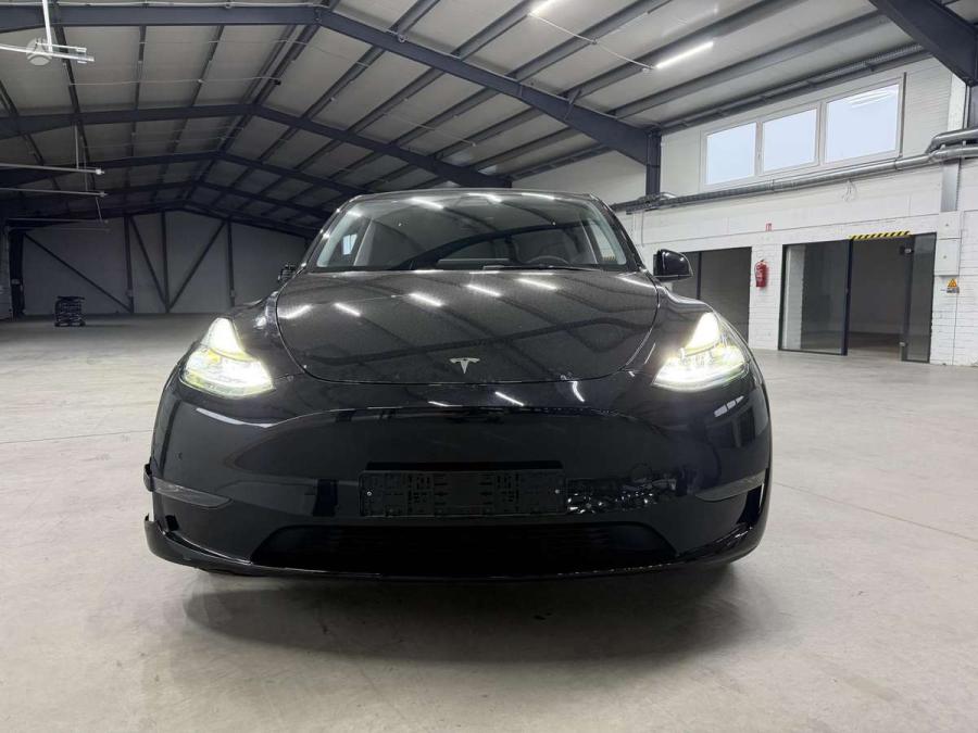 Black Tesla Model Y 2022 in Kaunas, with an engine capacity of 0.00 L and mileage of 50 thousand km for 23500 €, photo 2 on AUTOMOTO.COM.LV