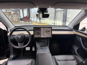 Black Tesla Model Y 2022 in Kaunas, with an engine capacity of 0.00 L and mileage of 50 thousand km for 23500 €, photo 4 on AUTOMOTO.COM.LV