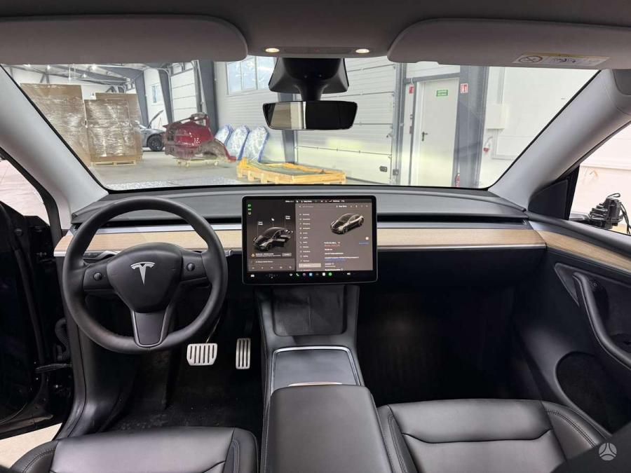 Black Tesla Model Y 2022 in Kaunas, with an engine capacity of 0.00 L and mileage of 50 thousand km for 23500 €, photo 4 on AUTOMOTO.COM.LV