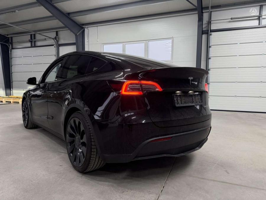Black Tesla Model Y 2022 in Kaunas, with an engine capacity of 0.00 L and mileage of 50 thousand km for 23500 €, photo 5 on AUTOMOTO.COM.LV