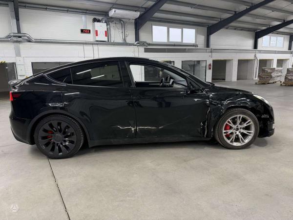 Black Tesla Model Y 2022 in Kaunas, with an engine capacity of 0.00 L and mileage of 50 thousand km for 23500 €, photo 7 on AUTOMOTO.COM.LV