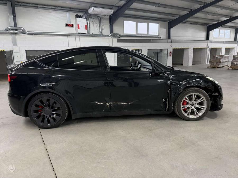 Black Tesla Model Y 2022 in Kaunas, with an engine capacity of 0.00 L and mileage of 50 thousand km for 23500 €, photo 7 on AUTOMOTO.COM.LV