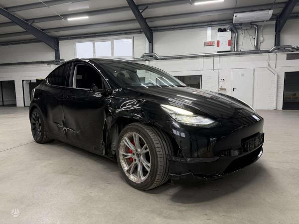 Black Tesla Model Y 2022 in Kaunas, with an engine capacity of 0.00 L and mileage of 50 thousand km for 23500 €, photo 8 on AUTOMOTO.COM.LV