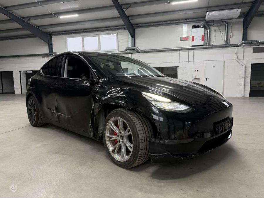 Black Tesla Model Y 2022 in Kaunas, with an engine capacity of 0.00 L and mileage of 50 thousand km for 23500 €, photo 8 on AUTOMOTO.COM.LV
