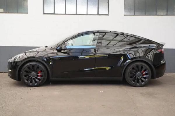 Melns Tesla Model Y 2022 Rīga, ar dzinēja tilpumu 2.00 L un nobraukumu 42 tūkst. km par 54030 €, foto 3 vietnē AUTOMOTO.COM.LV