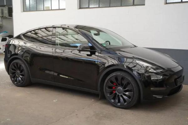 Melns Tesla Model Y 2022 Rīga, ar dzinēja tilpumu 2.00 L un nobraukumu 42 tūkst. km par 54030 €, foto 5 vietnē AUTOMOTO.COM.LV