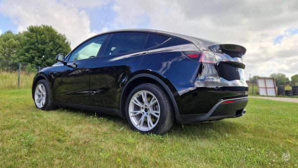 Black Tesla Model Y 2023 in Kaisiadorys, with an engine capacity of 0.00 L and mileage of 54 thousand km for 27900 €, photo 2 on AUTOMOTO.COM.LV
