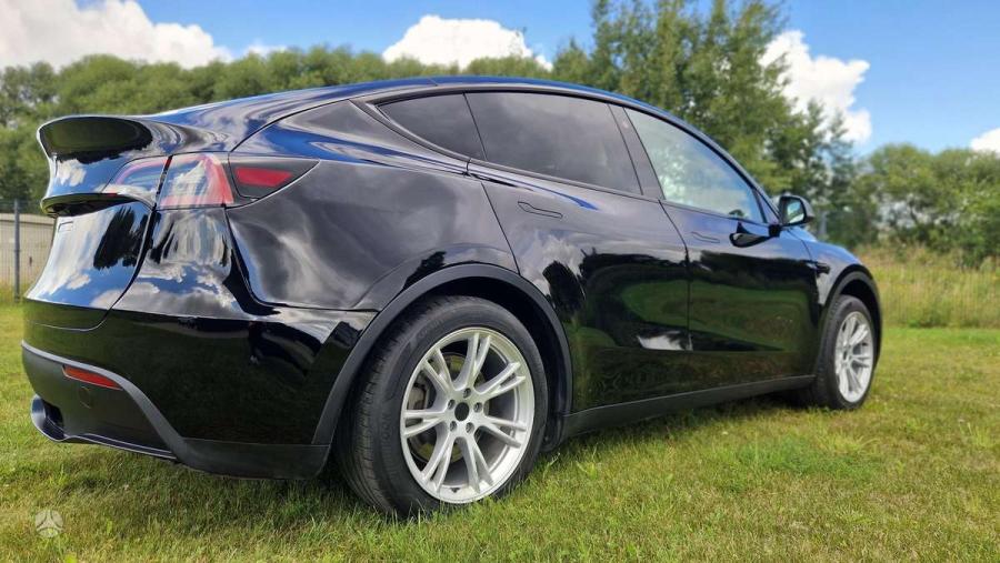 Black Tesla Model Y 2023 in Kaisiadorys, with an engine capacity of 0.00 L and mileage of 54 thousand km for 27900 €, photo 10 on AUTOMOTO.COM.LV