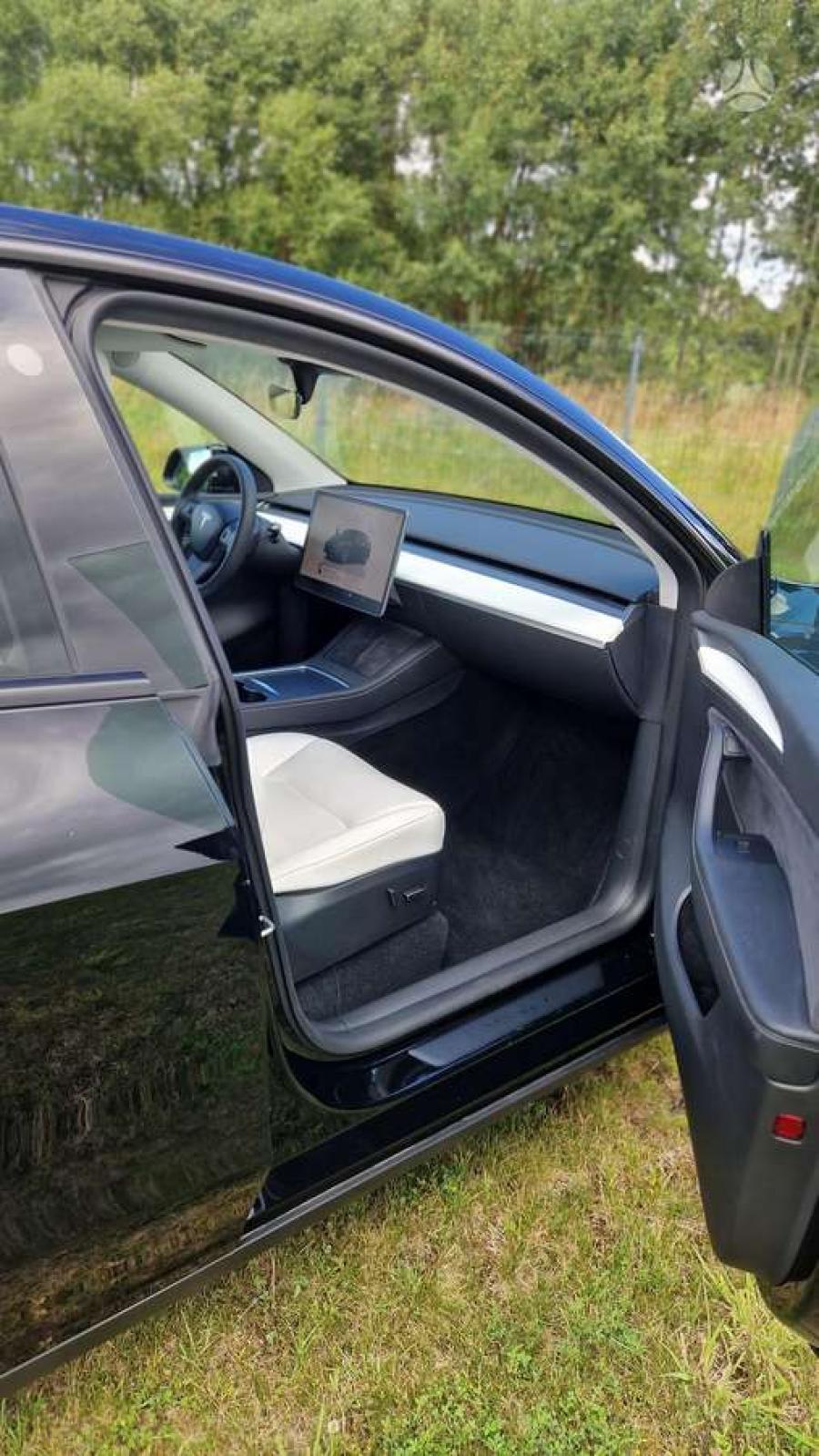 Black Tesla Model Y 2023 in Kaisiadorys, with an engine capacity of 0.00 L and mileage of 54 thousand km for 27900 €, photo 12 on AUTOMOTO.COM.LV