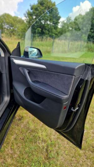 Black Tesla Model Y 2023 in Kaisiadorys, with an engine capacity of 0.00 L and mileage of 54 thousand km for 27900 €, photo 14 on AUTOMOTO.COM.LV