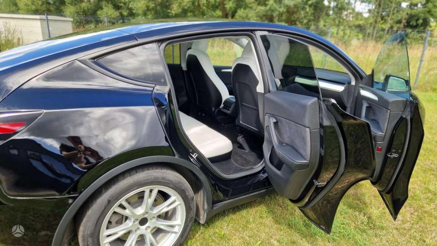 Black Tesla Model Y 2023 in Kaisiadorys, with an engine capacity of 0.00 L and mileage of 54 thousand km for 27900 €, photo 15 on AUTOMOTO.COM.LV