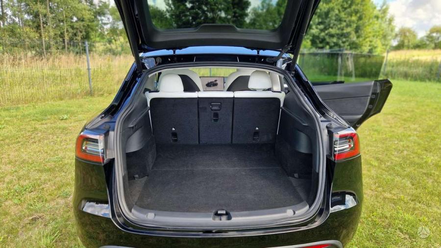 Black Tesla Model Y 2023 in Kaisiadorys, with an engine capacity of 0.00 L and mileage of 54 thousand km for 27900 €, photo 16 on AUTOMOTO.COM.LV
