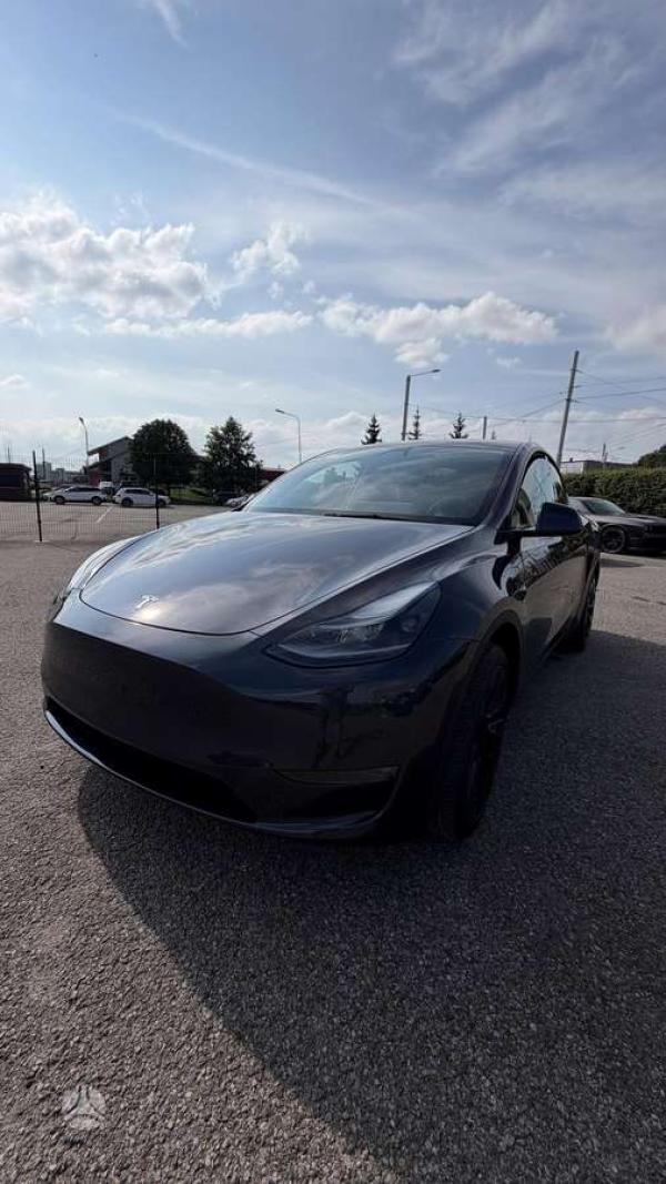 Black Tesla Model Y 2024 in Kaunas, with an engine capacity of 0.00 L and mileage of 58 thousand km for 26599 €, photo 1 on AUTOMOTO.COM.LV