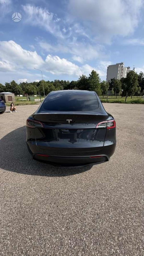 Black Tesla Model Y 2024 in Kaunas, with an engine capacity of 0.00 L and mileage of 58 thousand km for 26599 €, photo 3 on AUTOMOTO.COM.LV