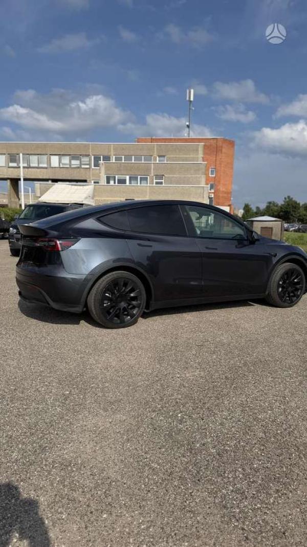 Black Tesla Model Y 2024 in Kaunas, with an engine capacity of 0.00 L and mileage of 58 thousand km for 26599 €, photo 7 on AUTOMOTO.COM.LV