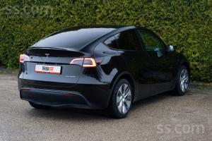 Black Tesla Model Y 2024 in Riga, with an engine capacity of 0.00 L and mileage of 24 thousand km for 43900 €, photo 5 on AUTOMOTO.COM.LV