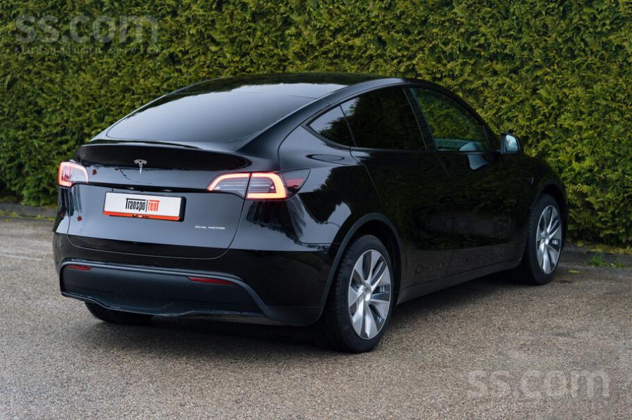 Black Tesla Model Y 2024 in Riga, with an engine capacity of 0.00 L and mileage of 24 thousand km for 43900 €, photo 5 on AUTOMOTO.COM.LV