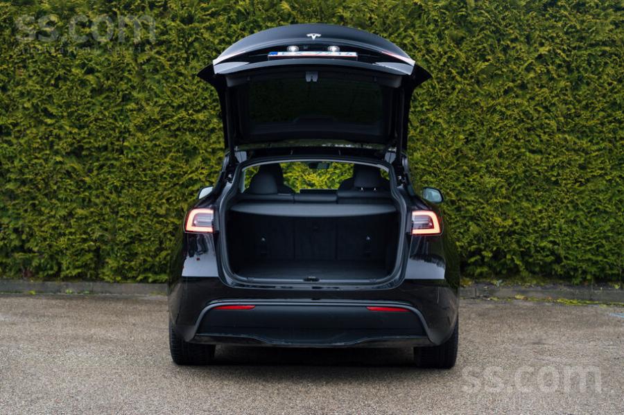 Black Tesla Model Y 2024 in Riga, with an engine capacity of 0.00 L and mileage of 24 thousand km for 43900 €, photo 7 on AUTOMOTO.COM.LV