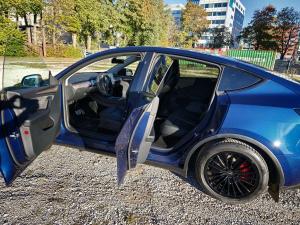 Blue Tesla Model Y 2024 in Tallinn, with an engine capacity of 0.00 L and mileage of 52 thousand km for 37500 €, photo 6 on AUTOMOTO.COM.LV