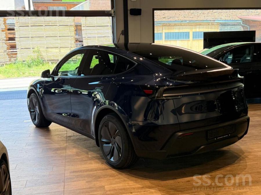 Blue Tesla Model Y 2026 in Riga, with an engine capacity of 0.00 L and mileage of 10 thousand km for 59900 €, photo 5 on AUTOMOTO.COM.LV